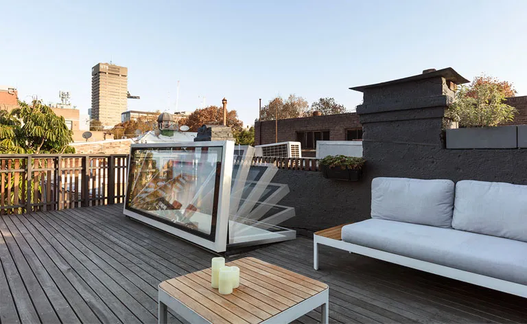 Safe access to a roof terrace with roof hatch